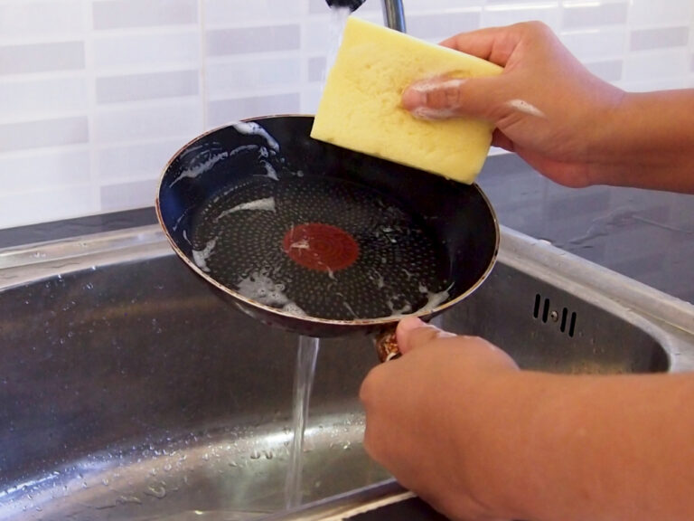 Teflon Anti Lengket: Manfaat dan Bahaya Penggunaannya